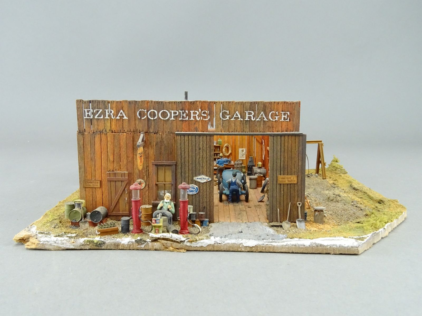 HO 1:87 FSM #130 Ezra Coopers Garage 8 x 8 Diorama - Pro-Built - Amazing Detail - Must See