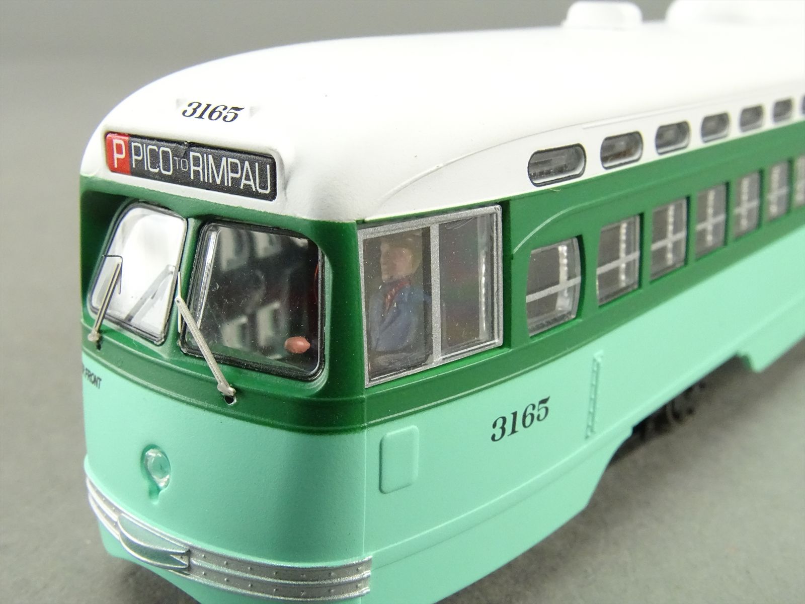 HO Scale Plastic Model Train - Bowser #12625 Post War PCC LA MTA #3165 ...