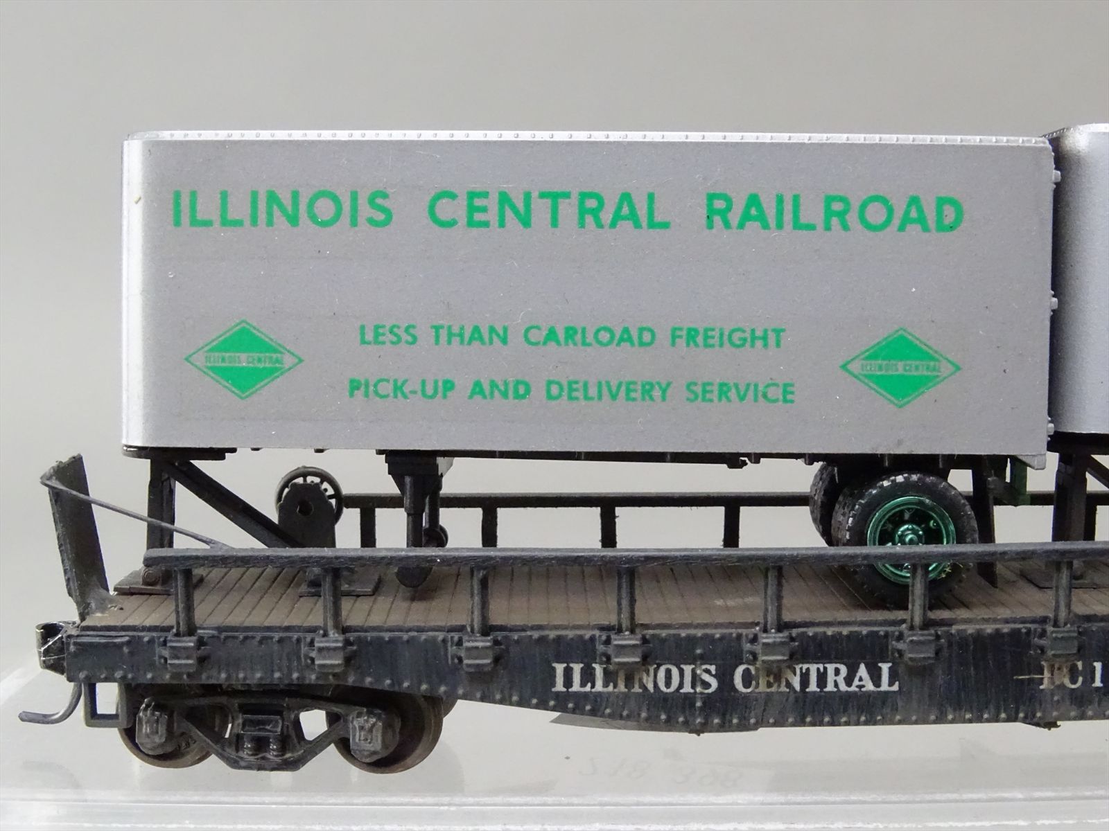 HO Plastic / Resin - IC Illinois Central Flatcar + Piggyback Trailers ...