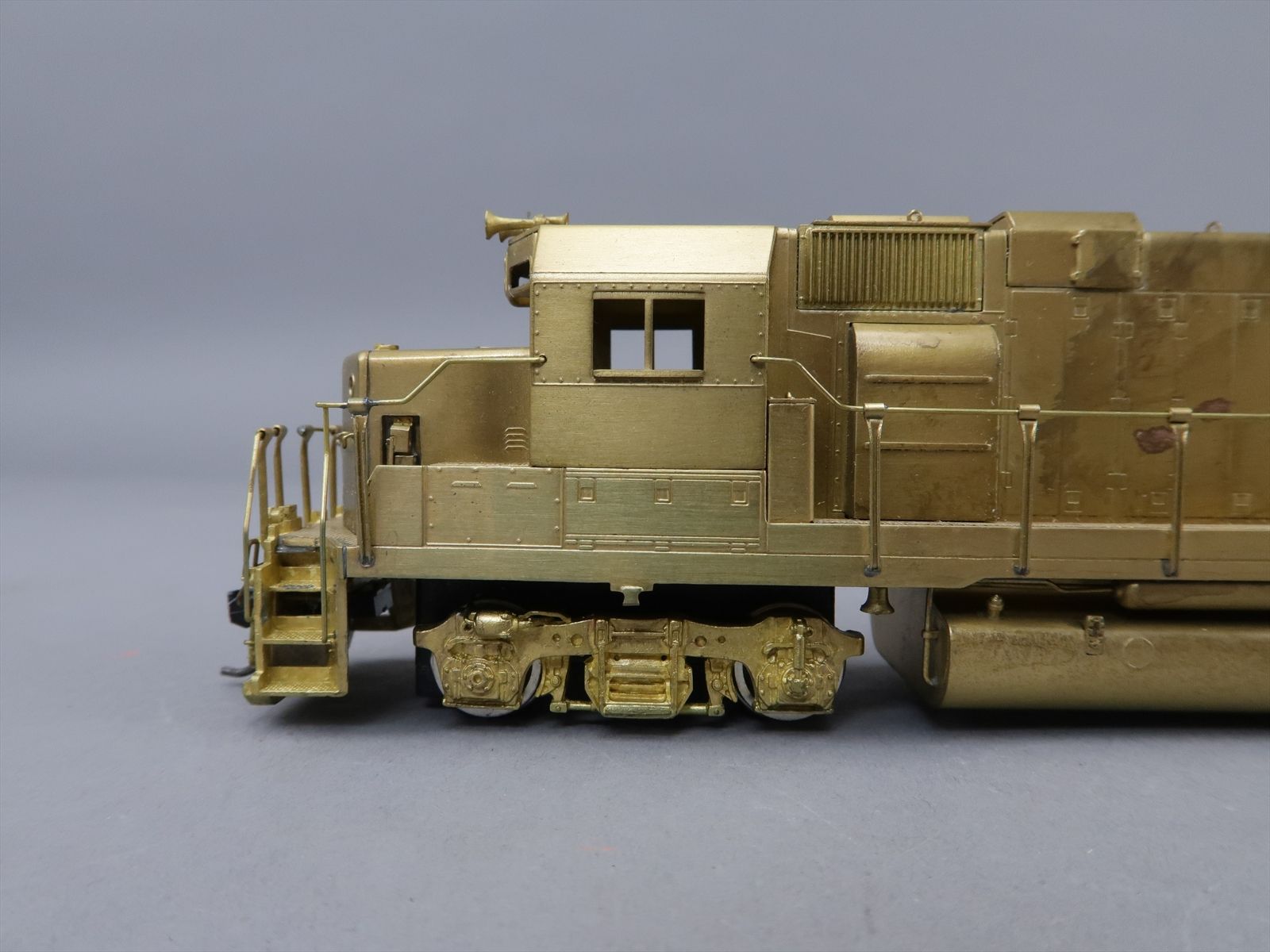HO Brass Model - ALCO D-186 EMD GP-38-2 Diesel Locomotive - Unpainted - Samhongsa *RUNNING ISSUE*