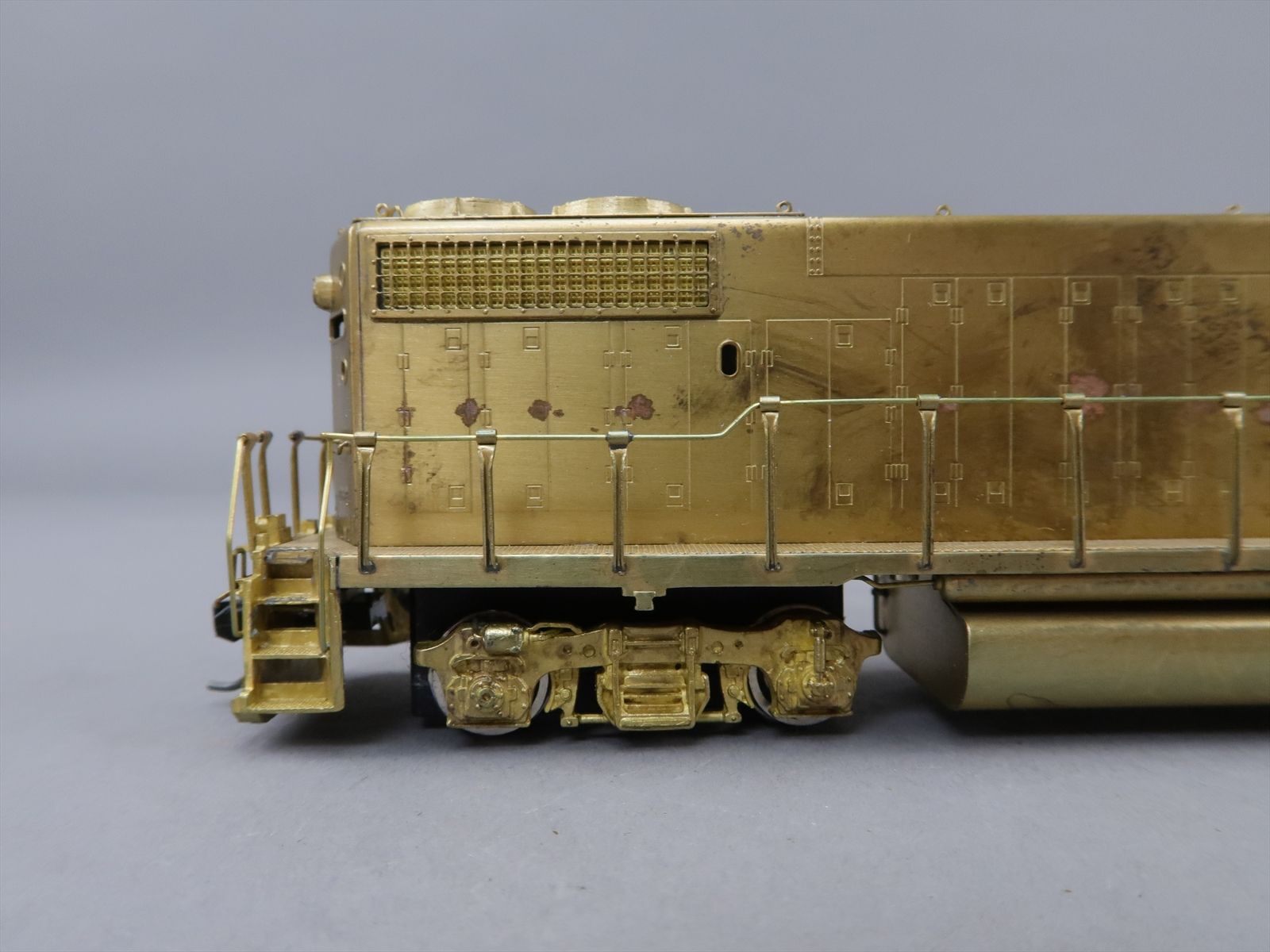 HO Brass Model - ALCO D-186 EMD GP-38-2 Diesel Locomotive - Unpainted - Samhongsa *RUNNING ISSUE*