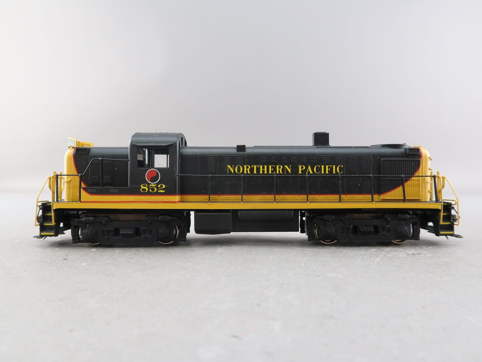 HO Brass Model - ALCO D-123 Northern Pacific RS3 #852 - Custom - 1978 ...